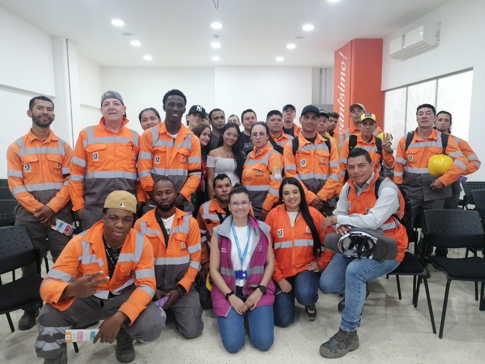 En articulación con la Secretaría de las Mujeres de Medellín, el personal del proyecto Metro de ...